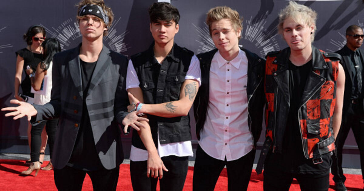 5SOS star in crutches after falling down hole on stage