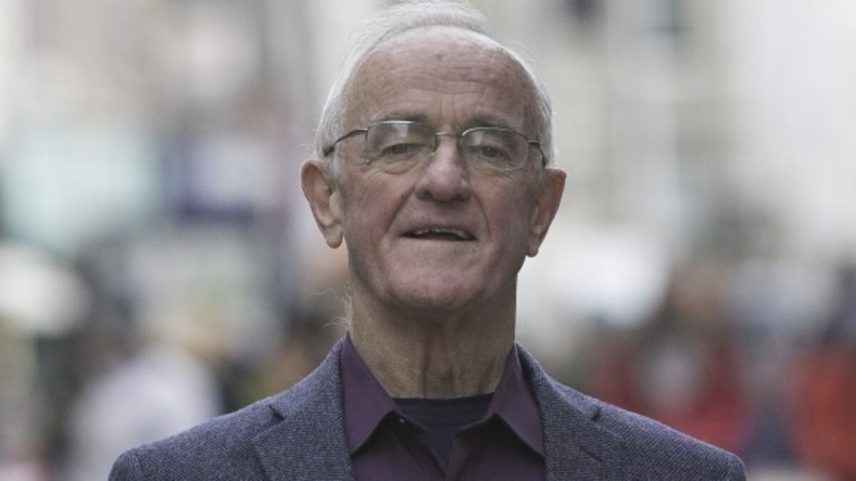 'Loving and courageous' Frank Kelly is laid to rest
