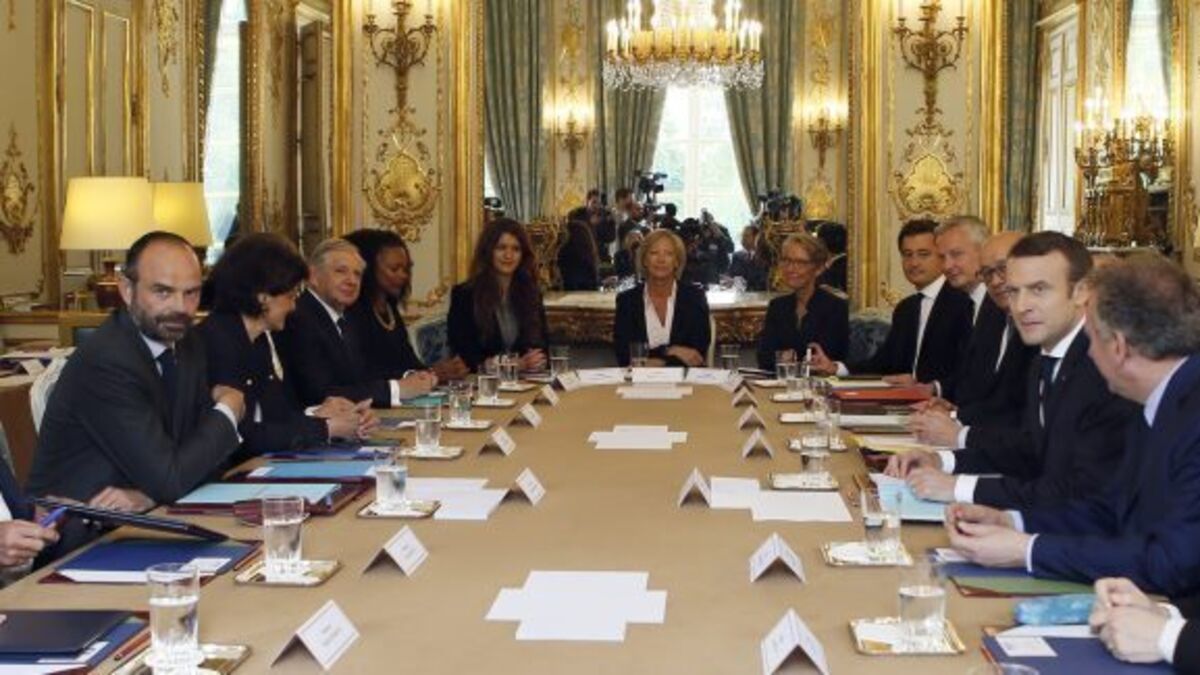 New French president Emmanuel Macron holds first Cabinet meeting