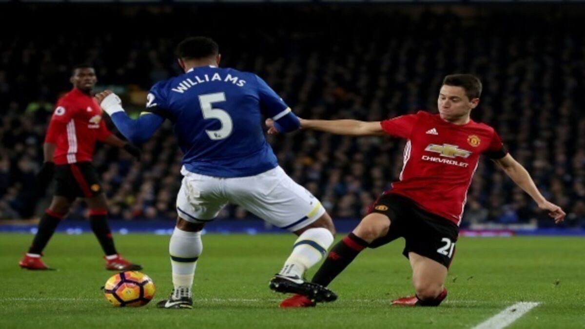 Everton catch Man United cold with late penalty