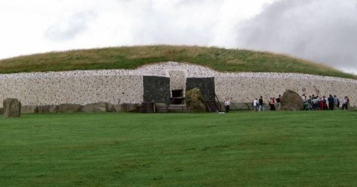 Drone footage shows 'henge' uncovered by heatwave near Newgrange