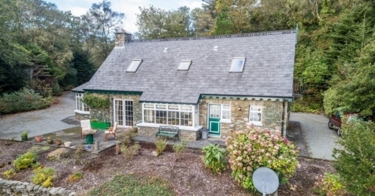 Neil Jordan sale made “perfect cottage in a perfect seafront location ...