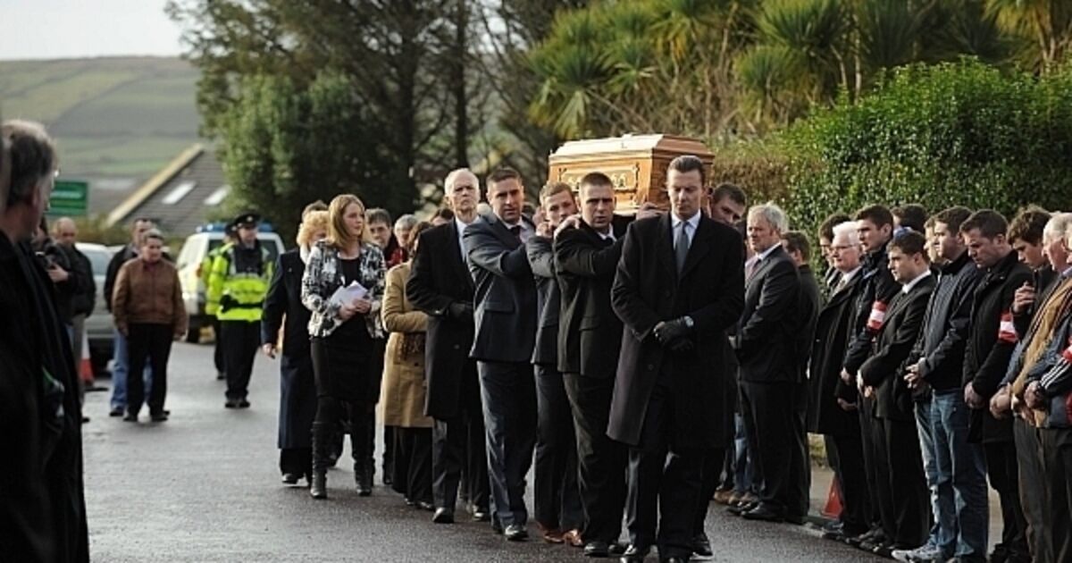 Hundreds attend Paidi O'Sé's funeral