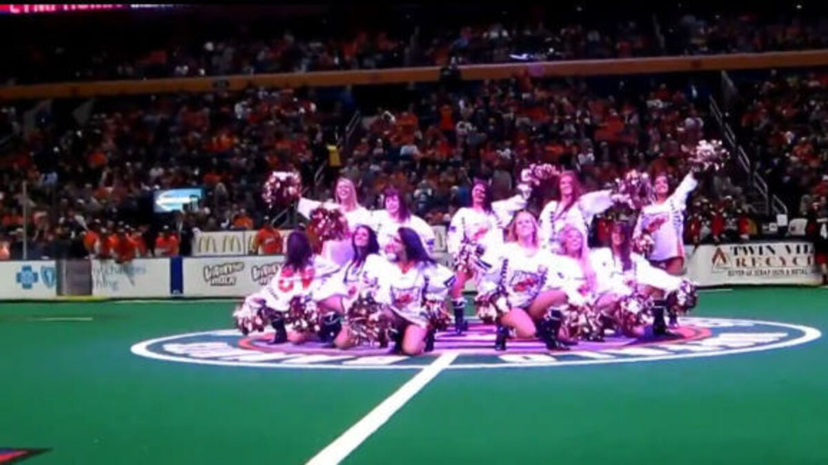 Cheerleader keeps cheering despite wardrobe malfunction