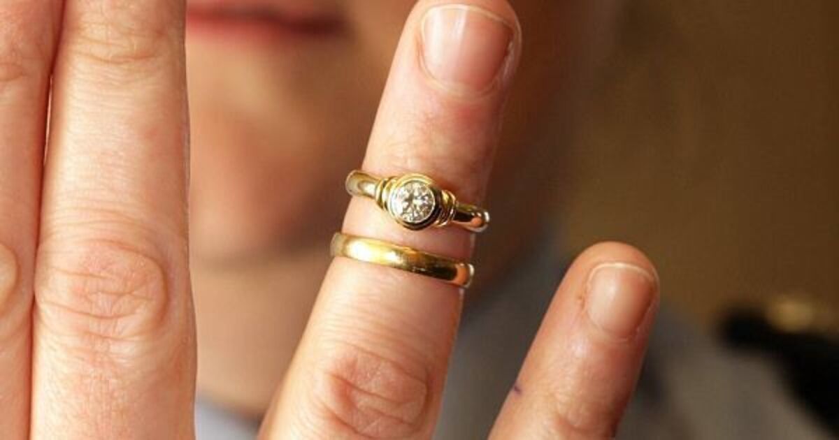Man pulls evil/genius engagement ring prank on girlfriend