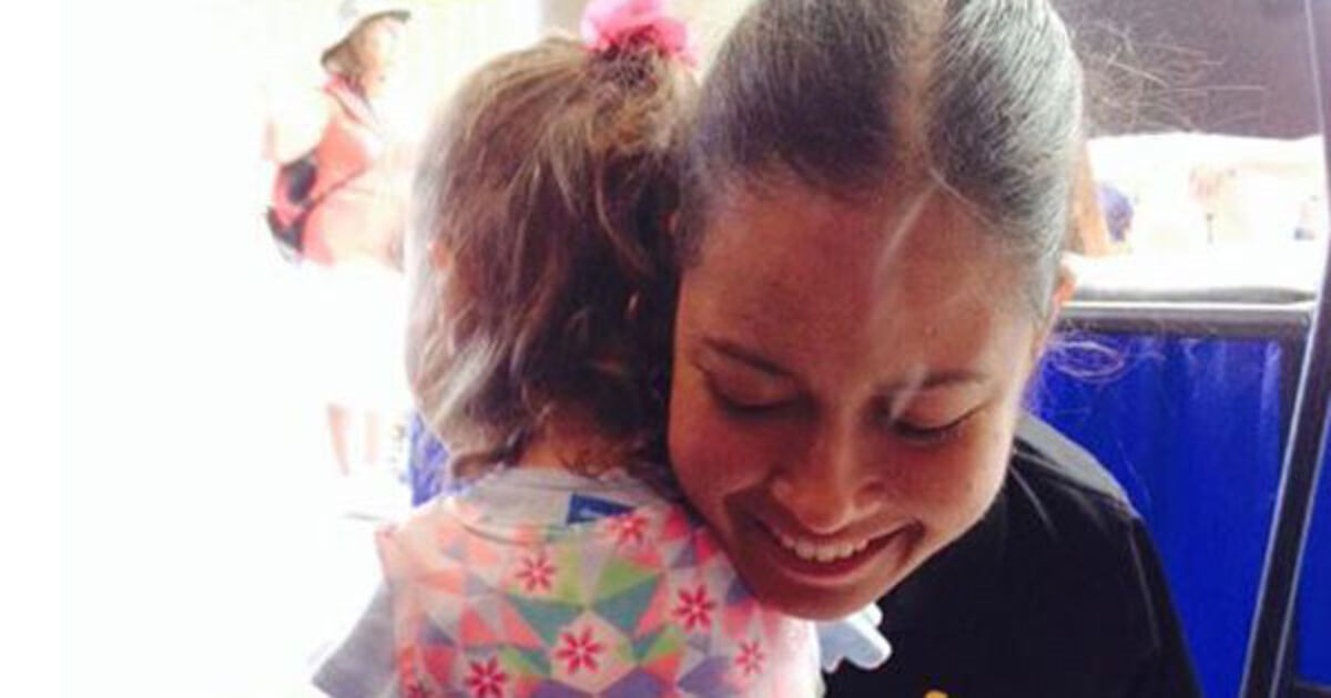 Here’s the reason why this hug between a pilot and a little girl is so ...
