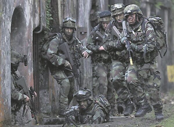 VIDEO & PICS: Irish soldiers use cover of darkness to storm stronghold