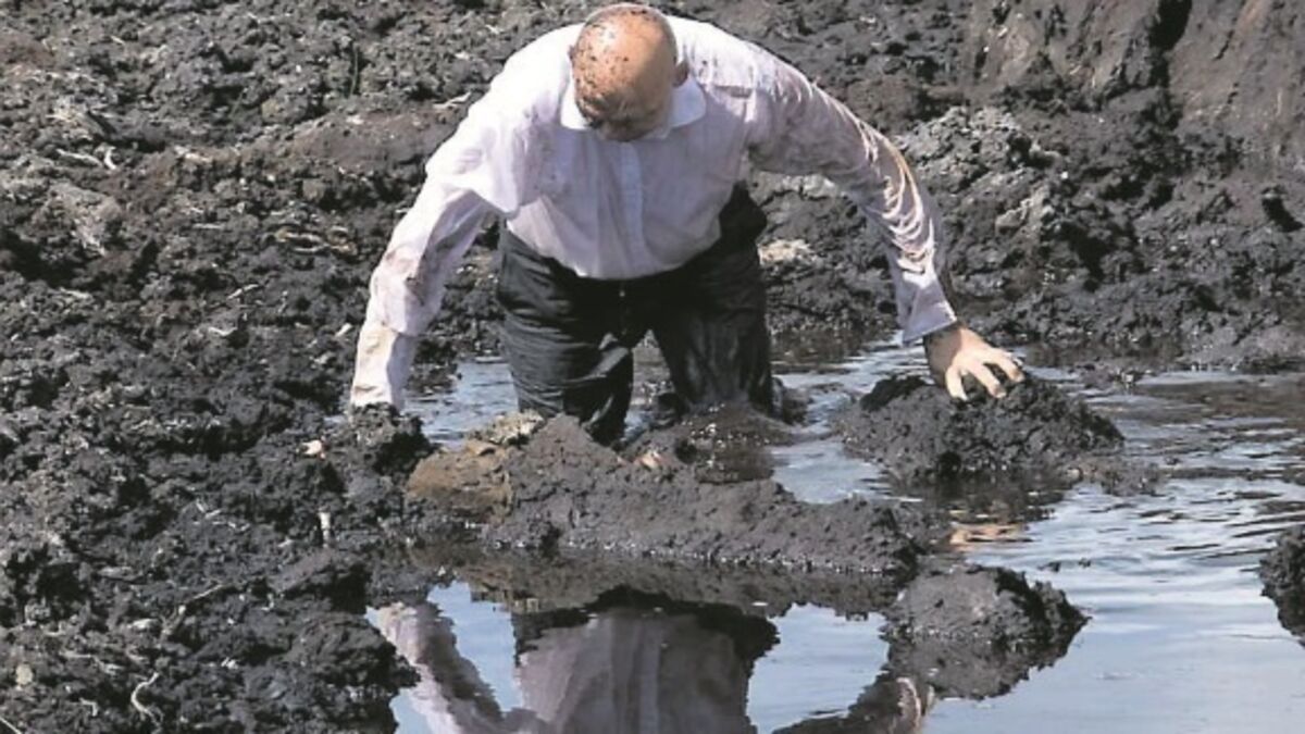 Performance artist Nigel Rolfe is muddying the waters between art and ...