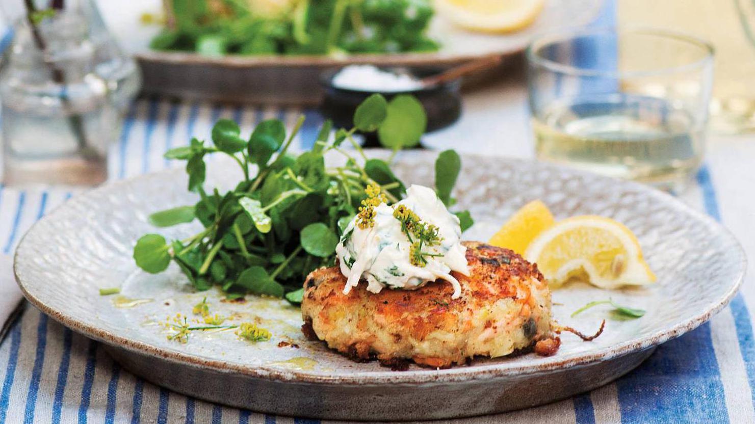 Quick and easy dinner: salmon fish cakes with spicy dip