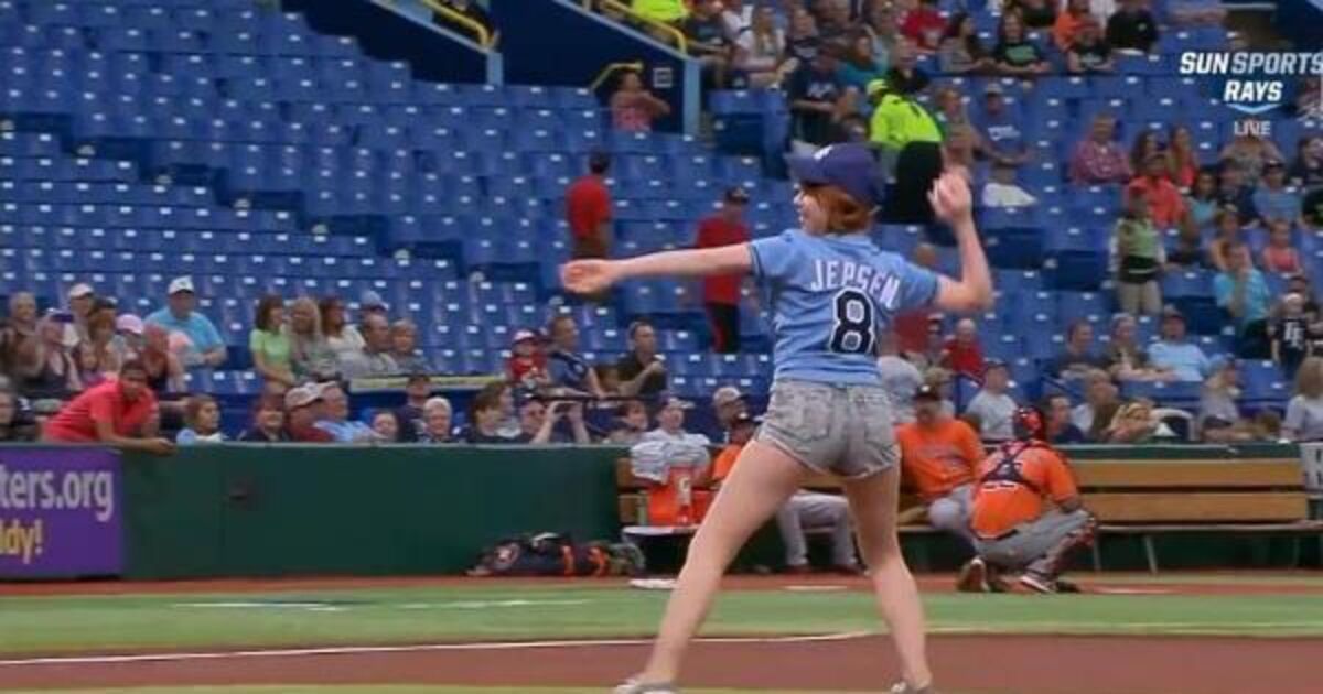 Carly-Rae-Jepsen throws first pitch at baseball game, hilarity follows