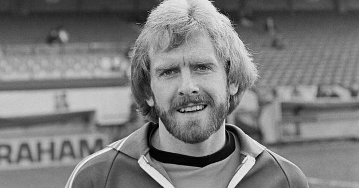 Former Ireland international Tony Grealish dies, aged 56
