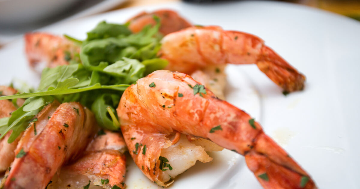 Fried jumbo prawns with garlic and coriander