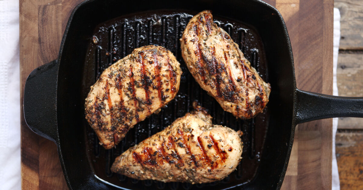 Chargrilled chicken paillarde with aïoli and tomatoes