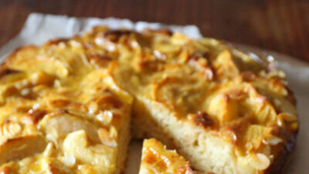 How to make the best apple cake and a homemade custard to serve with it