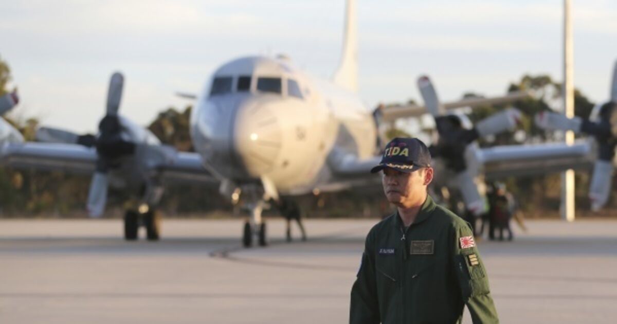 'Objects' spotted in plane hunt