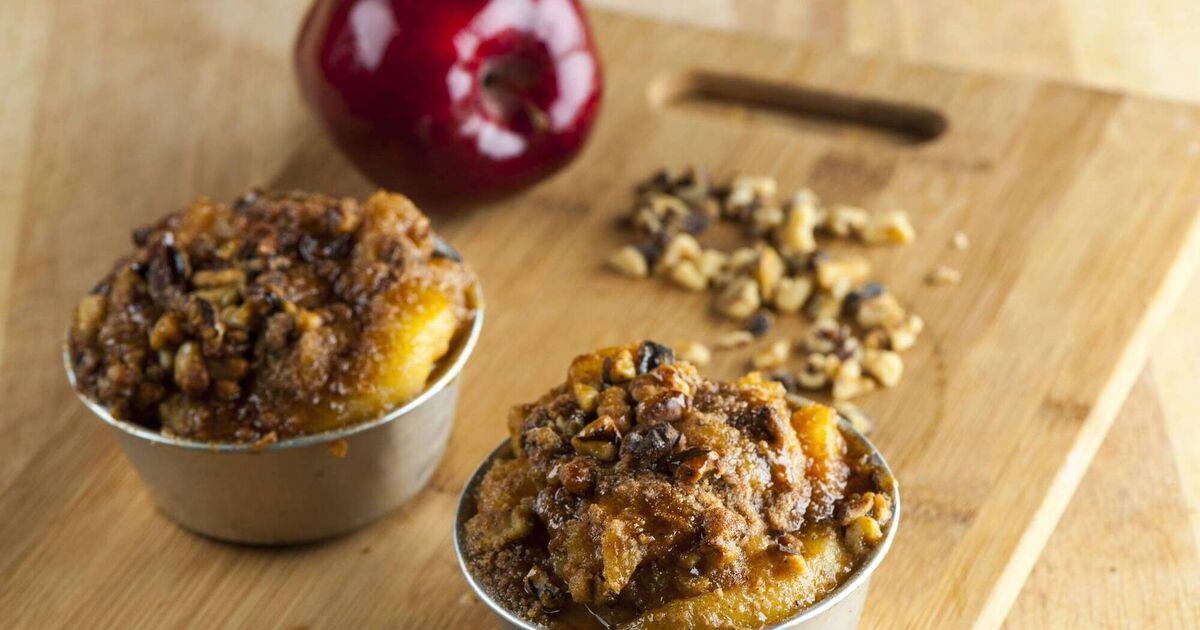 Mini puddings with nuts and apple