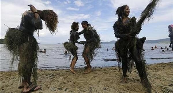 Sexy samba dancers and mud slinging at Brazil carnival