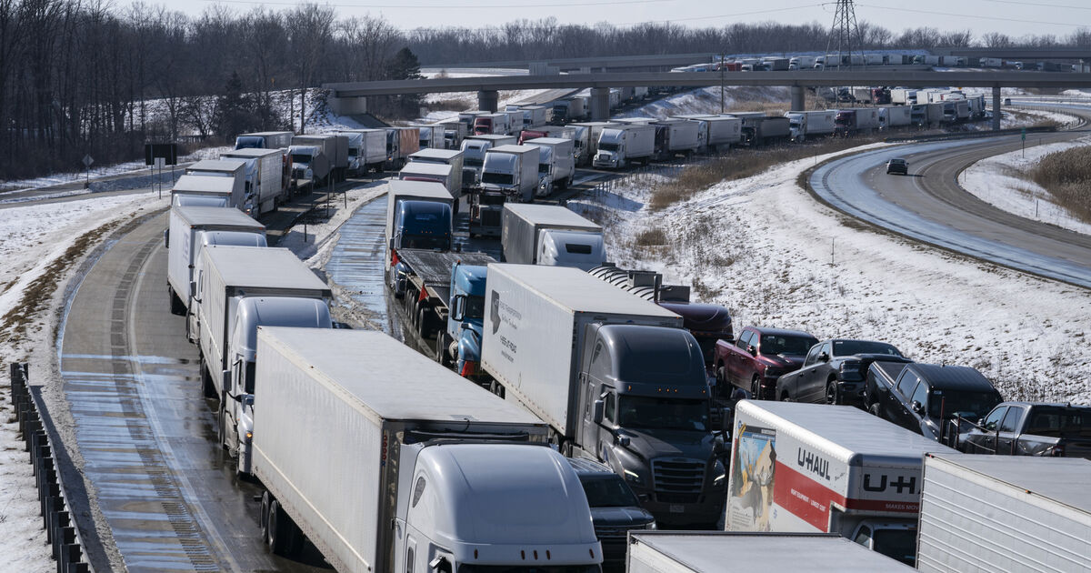Lorry blockade at US-Canadian border shuts car factories