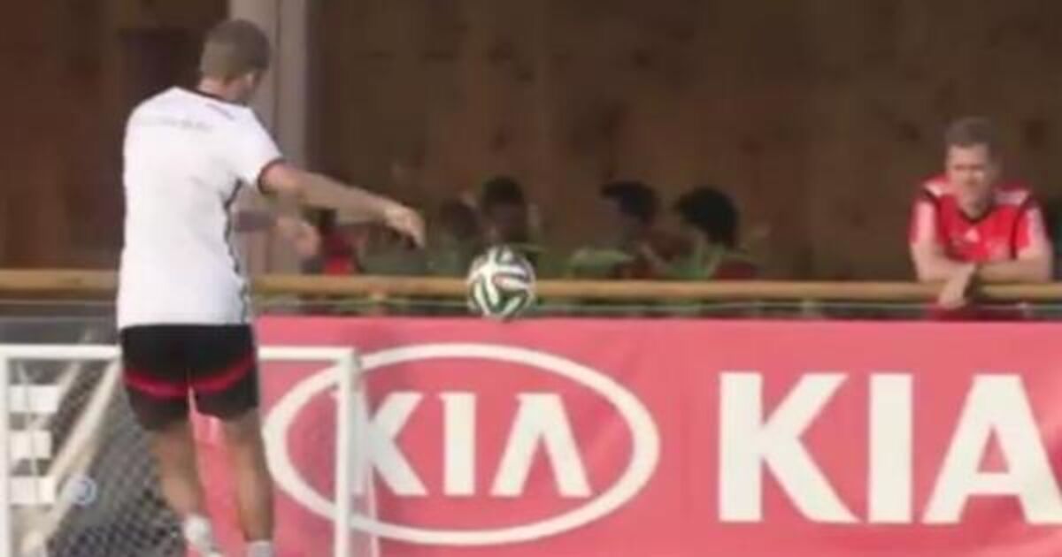 Das Boom! Germany's Mueller hits spectator in face with training ground ...