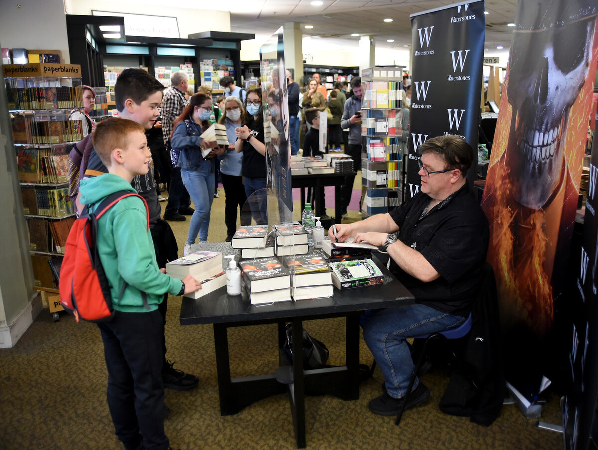 Derek Landy: Skulduggery Pleasant fans in marathon meet-the-author ...