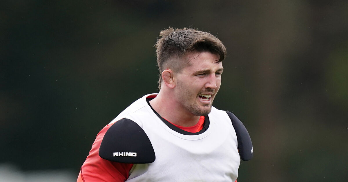 Tom Curry returns home from England tour due to concussion