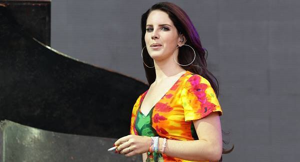 Lana gets emotional at Worthy Farm