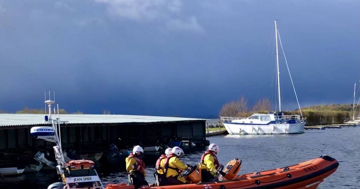 Family of four rescued from Lough Derg after cruiser ran aground