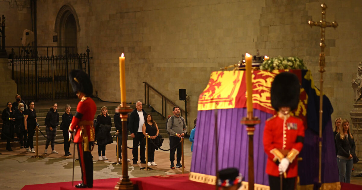 Royal guard collapses next to Queen Elizabeth II’s coffin on first ...