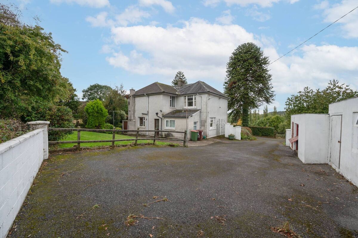 Cloghroe home comes with site options that may interest developers