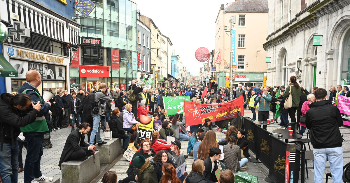 Sit-down protest outside GPO as 500 attend cost of living demonstration ...