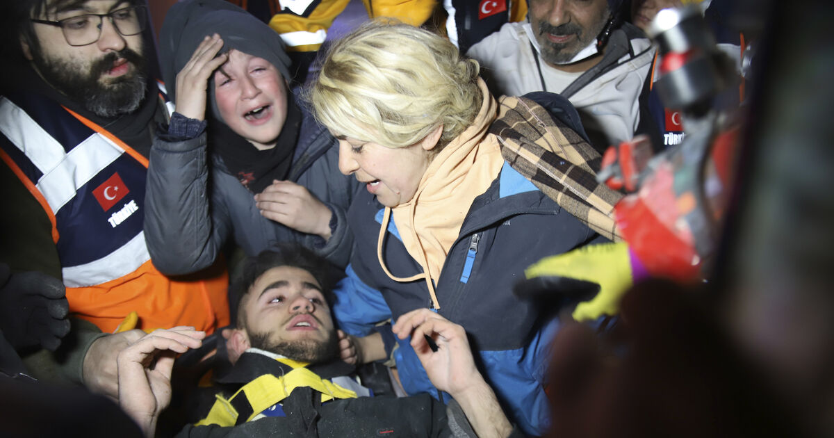 Hopes of finding survivors dwindle as quake death toll tops 20,000