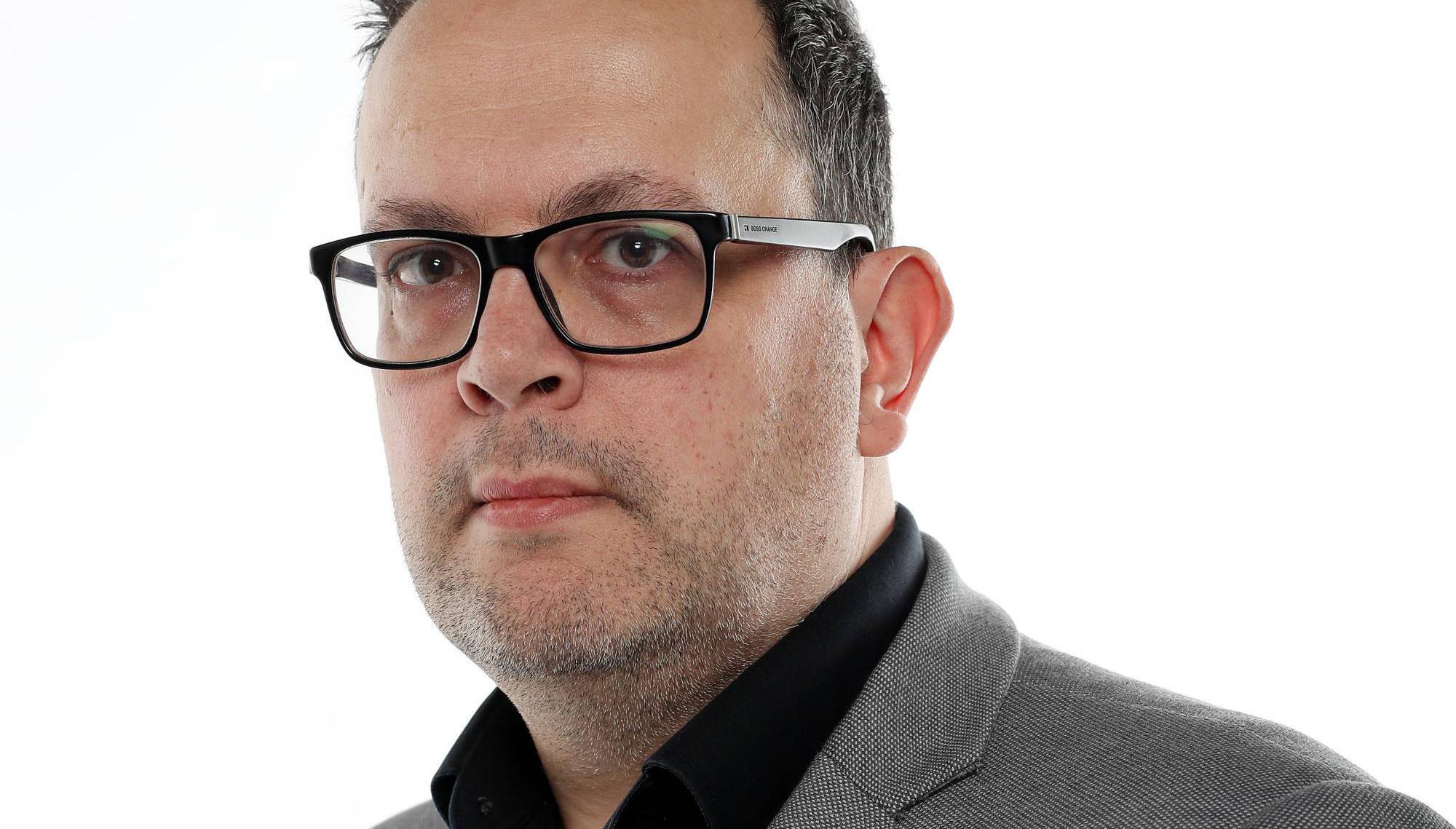 Tributes paid to boxing writer Ron Lewis after his death at age of 54