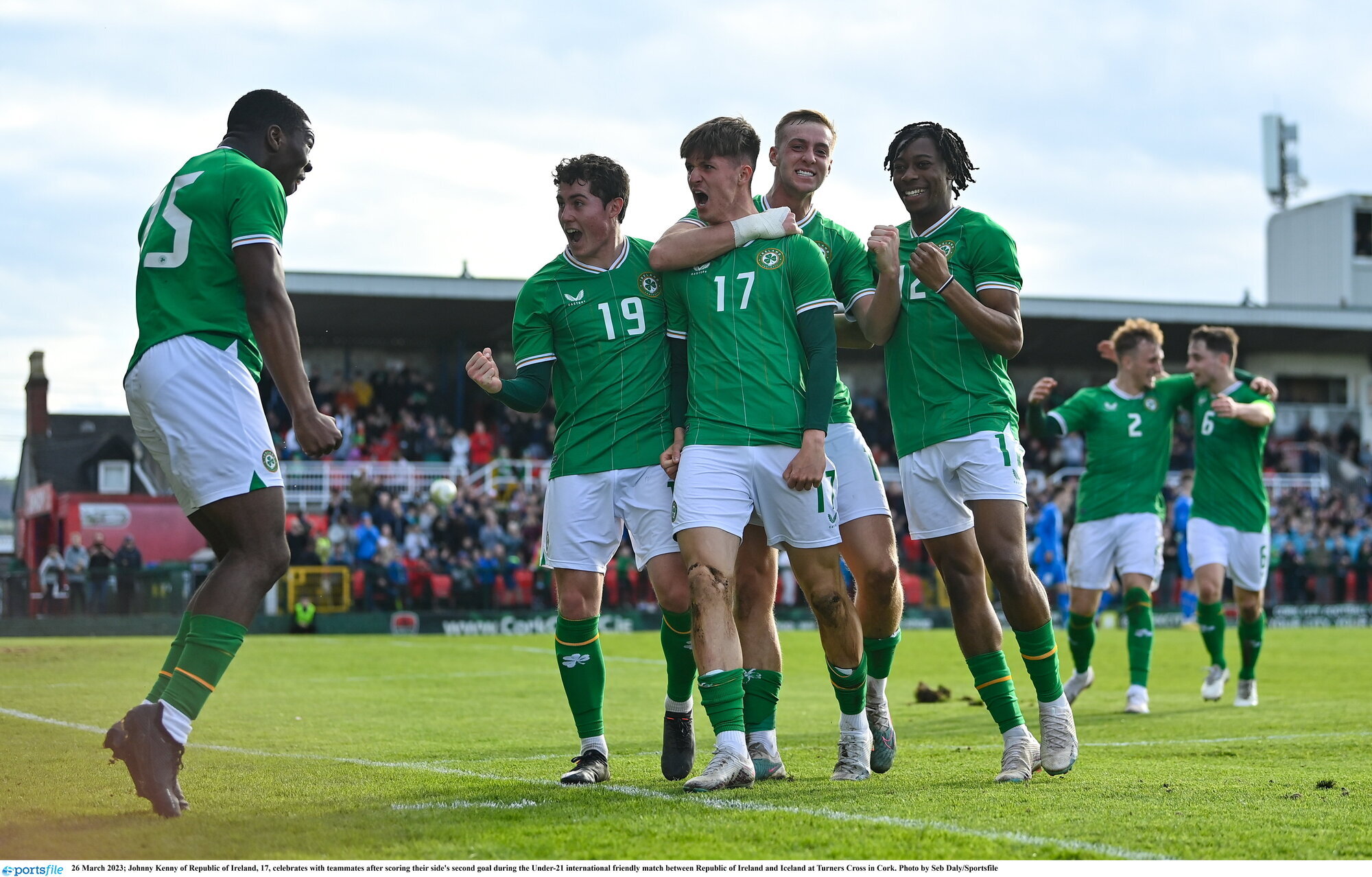 10-man Ireland come from behind to beat Iceland