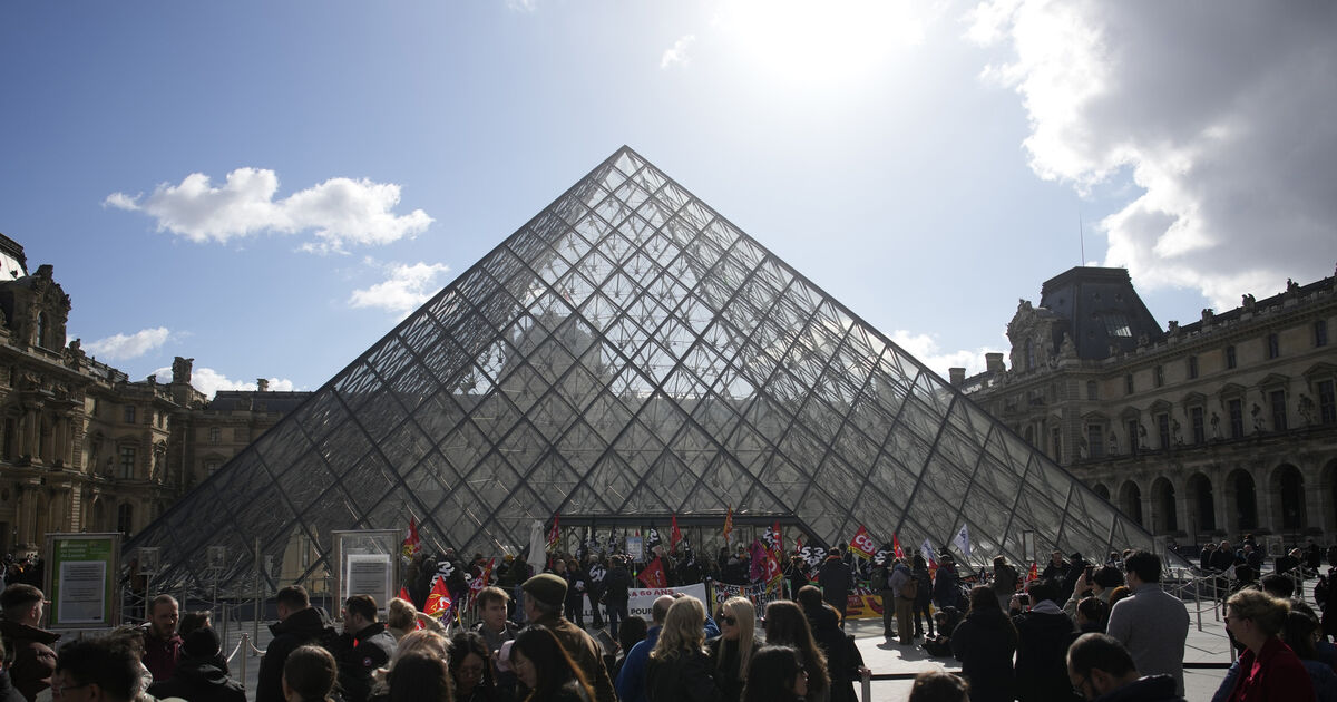 Louvre staff block entrances as part of pension protest