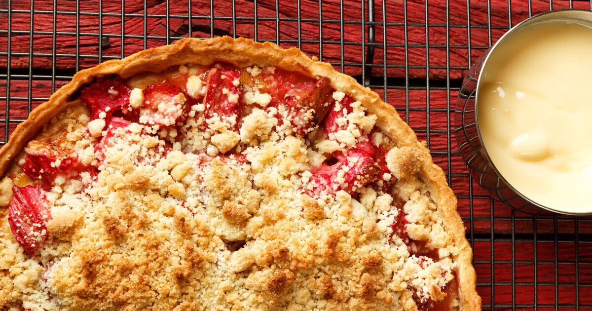 Crunchy rhubarb crumble tart