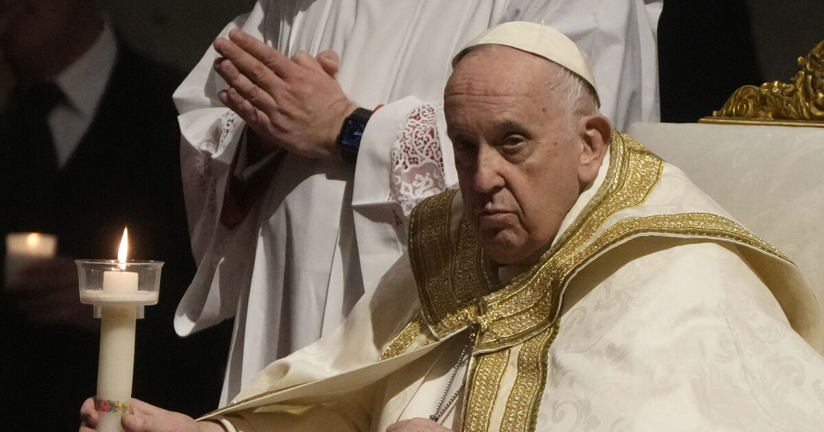 Pope Francis returns to public eye for Easter vigil Mass