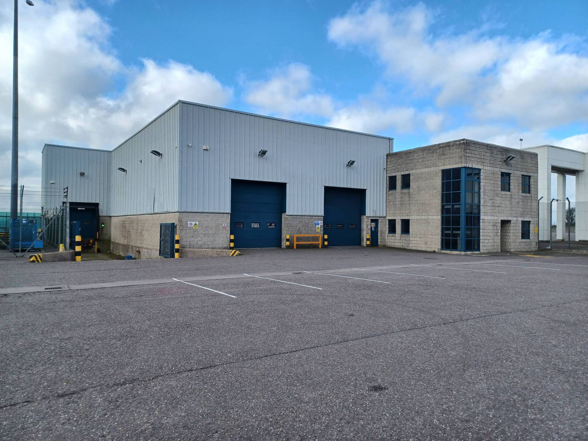 Happy landings at former Fedex building — it has direct airside access ...