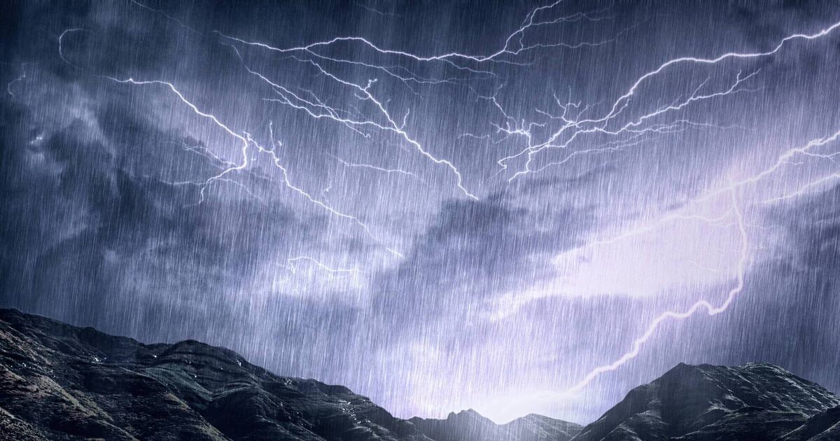 Brollies banned from Boss gig during status yellow storm warning