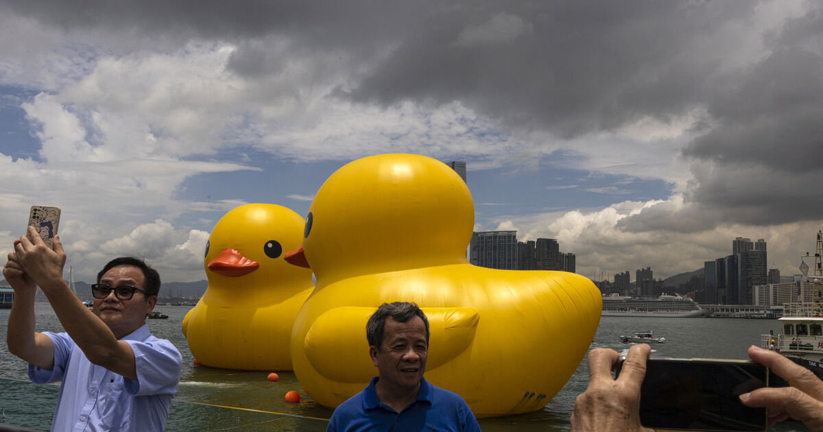 Giant inflatable ducks make waves in Hong Kong