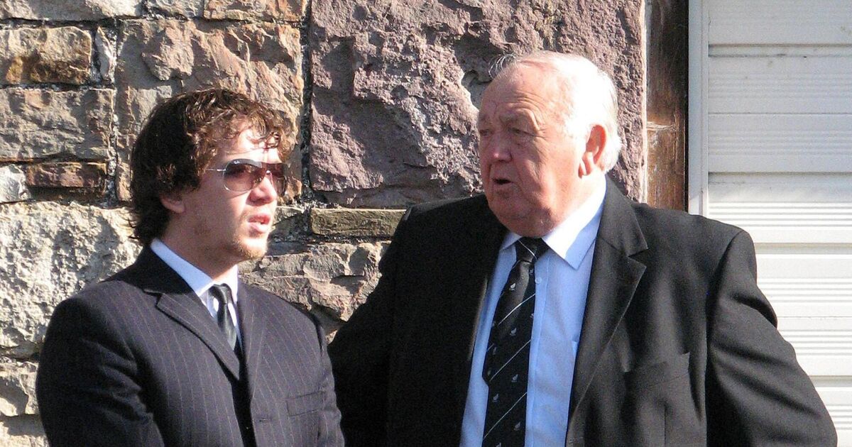 Former Wales captain and coach Clive Rowlands dies aged 85