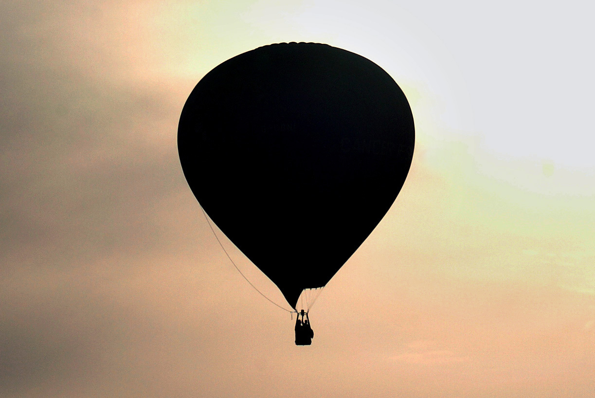 Elderly pilots to try to be first to cross Atlantic in hydrogen gas balloon