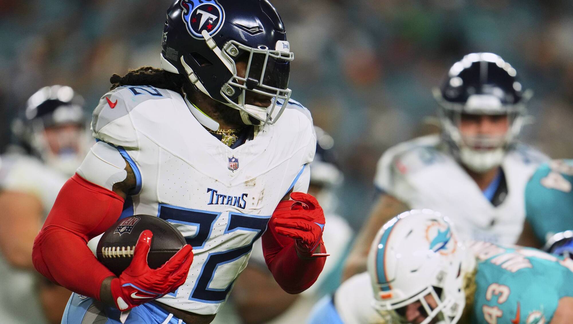 Tennessee Titans stun Miami Dolphins with two late touchdowns