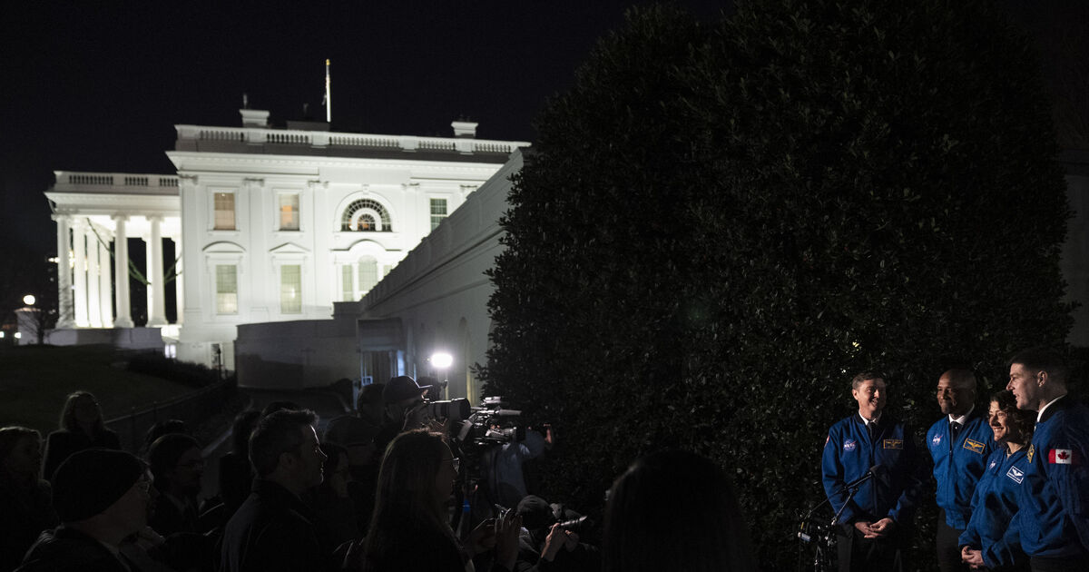 Biden hosts Nasa astronauts aiming to fly around the moon