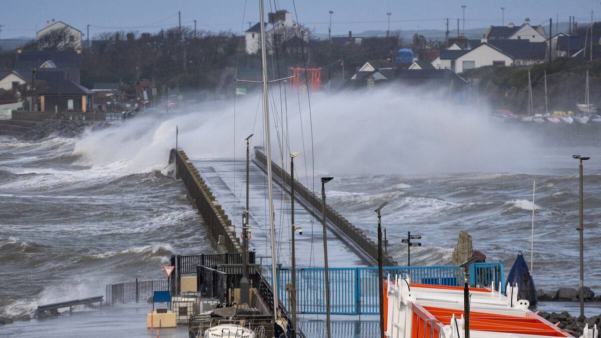 Thousands without power amid countrywide yellow wind warnings