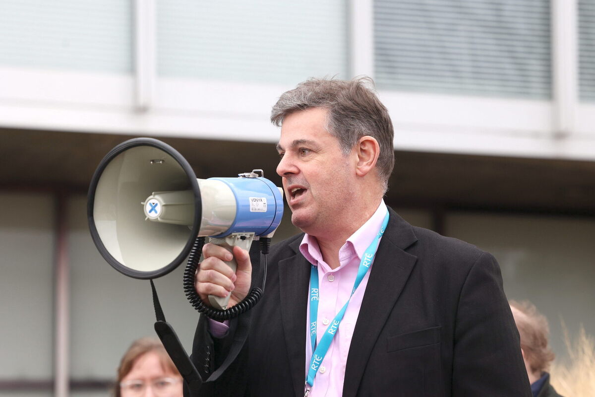 NUJ stages demonstration outside RTÉ studios