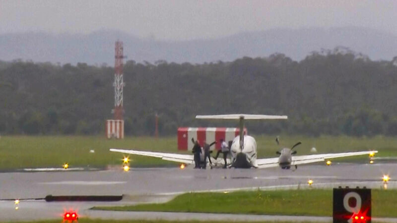 Plane touches down safely without landing gear