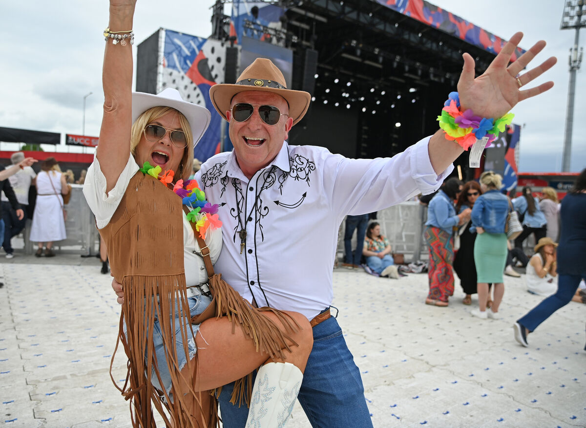 Musgrave Park review: Shania Twain stops Cork gig for 10 minutes to ...