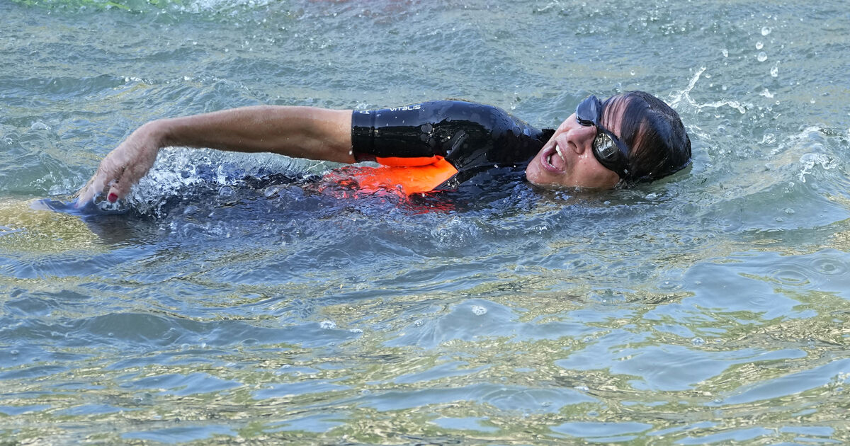 Paris mayor swims in Seine River to prove cleanliness ahead of Olympics