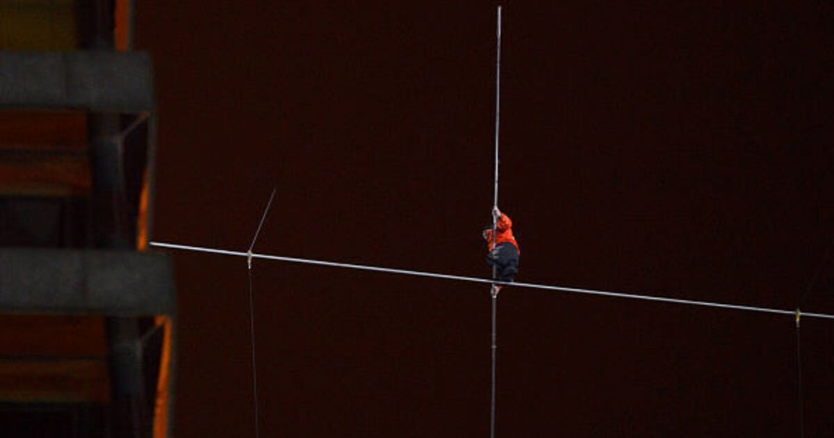 VIDEO: Daredevil completes skyscraper tightrope walk without safety net