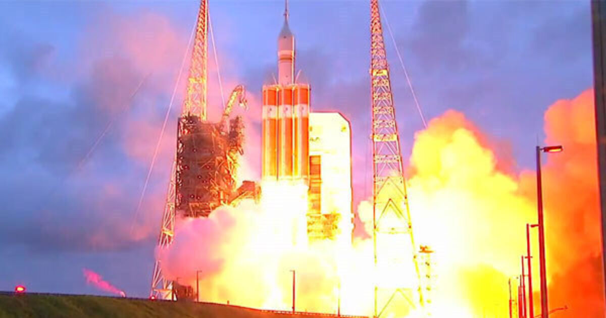 Nasa's Orion craft heads for orbit
